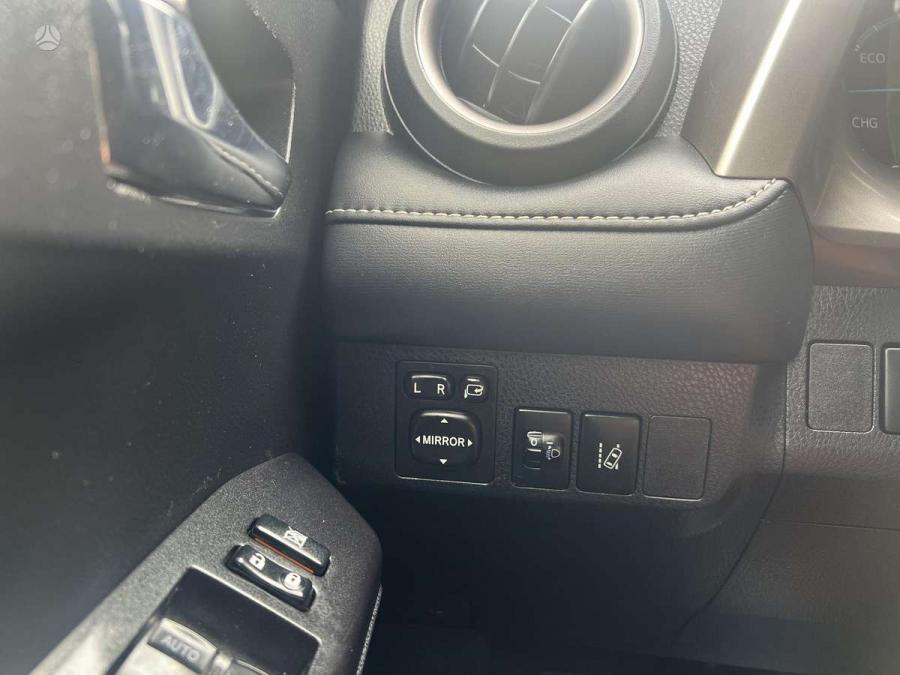 Grey Toyota RAV4 2018 in Kaunas, with an engine capacity of 2.49 L and mileage of 225 thousand km for 18000 €, photo 21 on AUTOMOTO.COM.LV