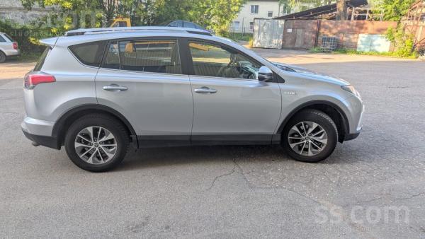 Grey Toyota RAV4 2018 in Riga, with an engine capacity of 2.50 L and mileage of 122 thousand km for 17500 €, photo 3 on AUTOMOTO.COM.LV