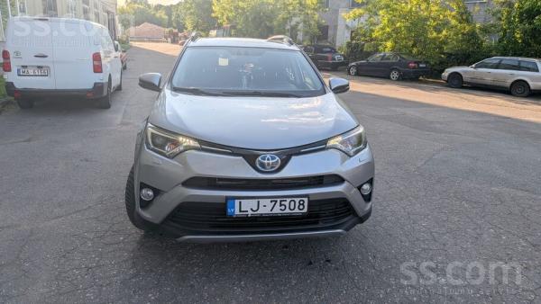 Grey Toyota RAV4 2018 in Riga, with an engine capacity of 2.50 L and mileage of 122 thousand km for 17500 €, photo 4 on AUTOMOTO.COM.LV