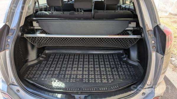 Grey Toyota RAV4 2018 in Riga, with an engine capacity of 2.50 L and mileage of 122 thousand km for 17500 €, photo 6 on AUTOMOTO.COM.LV