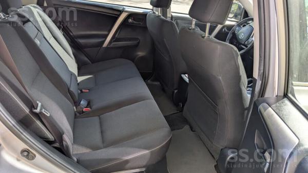 Grey Toyota RAV4 2018 in Riga, with an engine capacity of 2.50 L and mileage of 122 thousand km for 17500 €, photo 7 on AUTOMOTO.COM.LV