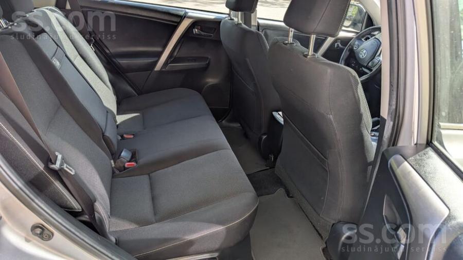 Pelēks Toyota RAV4 2018 Rīga, ar dzinēja tilpumu 2.50 L un nobraukumu 122 tūkst. km par 17500 €, foto 8 vietnē AUTOMOTO.COM.LV