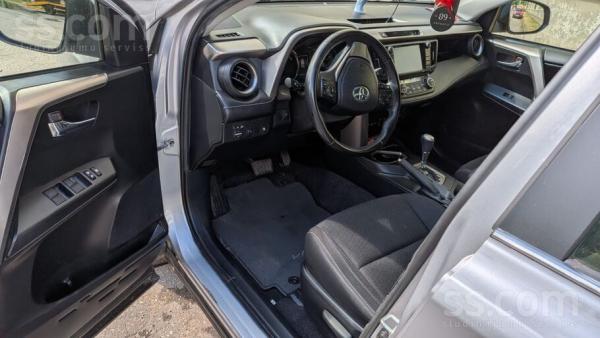 Grey Toyota RAV4 2018 in Riga, with an engine capacity of 2.50 L and mileage of 122 thousand km for 17500 €, photo 9 on AUTOMOTO.COM.LV