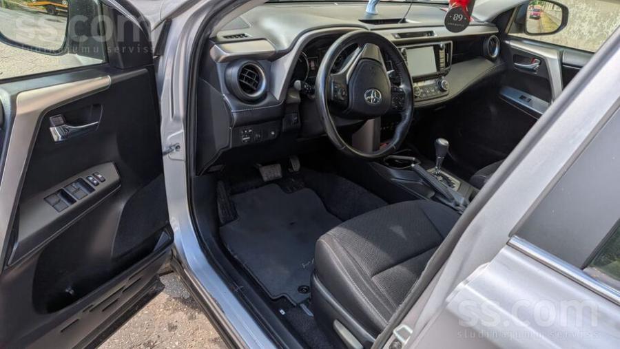 Pelēks Toyota RAV4 2018 Rīga, ar dzinēja tilpumu 2.50 L un nobraukumu 122 tūkst. km par 17500 €, foto 10 vietnē AUTOMOTO.COM.LV
