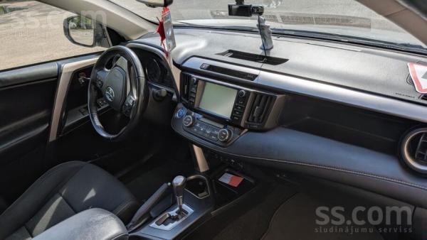 Grey Toyota RAV4 2018 in Riga, with an engine capacity of 2.50 L and mileage of 122 thousand km for 17500 €, photo 10 on AUTOMOTO.COM.LV