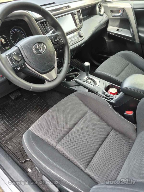 Grey Toyota RAV4 2018 in Tallinn, with an engine capacity of 2.00 L and mileage of 123 thousand km for 15999 €, photo 6 on AUTOMOTO.COM.LV