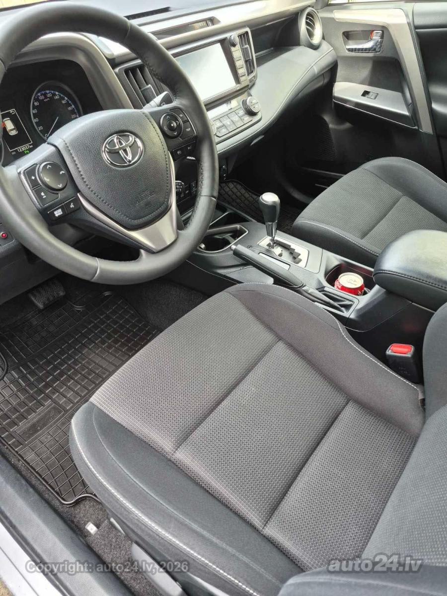 Pelēks Toyota RAV4 2018 Tallina, ar dzinēja tilpumu 2.00 L un nobraukumu 123 tūkst. km par 15999 €, foto 7 vietnē AUTOMOTO.COM.LV