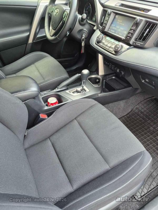 Grey Toyota RAV4 2018 in Tallinn, with an engine capacity of 2.00 L and mileage of 123 thousand km for 15999 €, photo 7 on AUTOMOTO.COM.LV