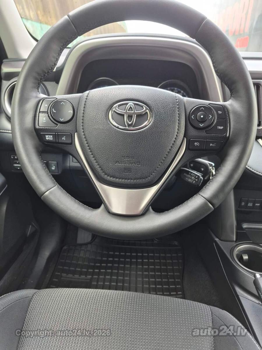 Pelēks Toyota RAV4 2018 Tallina, ar dzinēja tilpumu 2.00 L un nobraukumu 123 tūkst. km par 15999 €, foto 9 vietnē AUTOMOTO.COM.LV