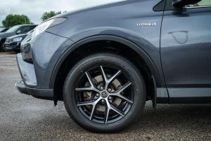Pelēks Toyota RAV4 2018 Marijampole, ar dzinēja tilpumu 2.49 L un nobraukumu 213 tūkst. km par 16450 €, foto 8 vietnē AUTOMOTO.COM.LV