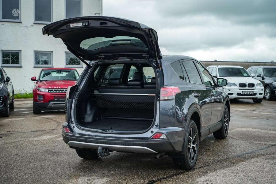 Pelēks Toyota RAV4 2018 Marijampole, ar dzinēja tilpumu 2.49 L un nobraukumu 213 tūkst. km par 16450 €, foto 15 vietnē AUTOMOTO.COM.LV