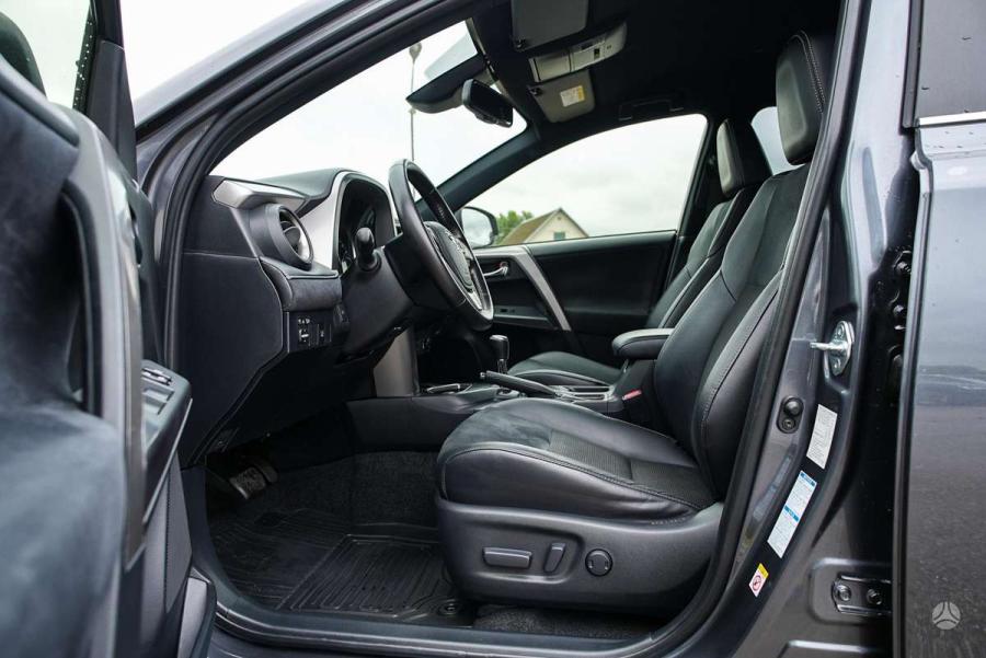 Pelēks Toyota RAV4 2018 Marijampole, ar dzinēja tilpumu 2.49 L un nobraukumu 213 tūkst. km par 16450 €, foto 29 vietnē AUTOMOTO.COM.LV