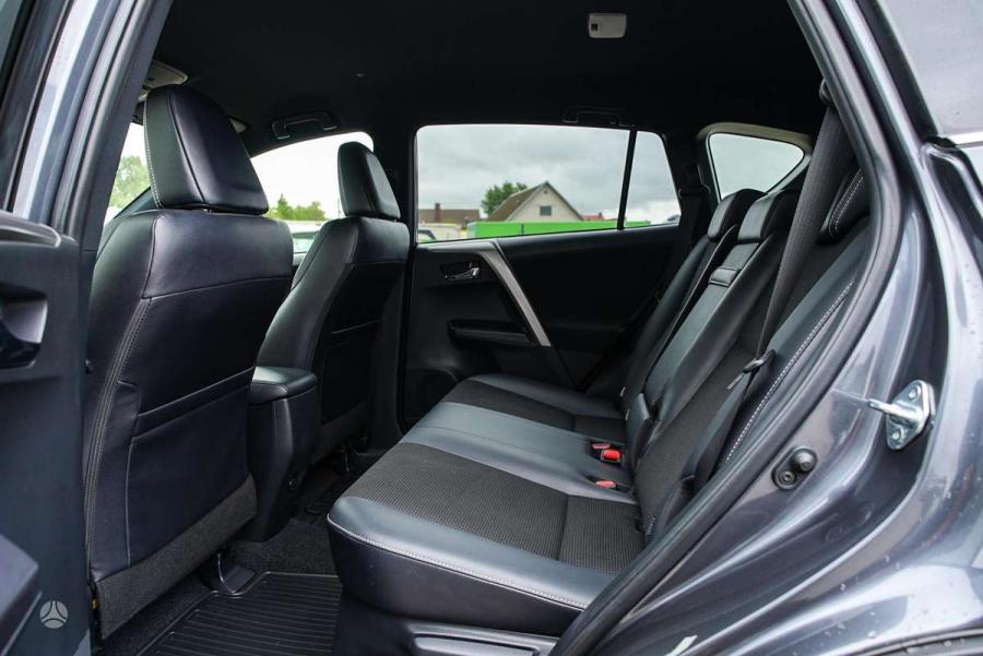 Pelēks Toyota RAV4 2018 Marijampole, ar dzinēja tilpumu 2.49 L un nobraukumu 213 tūkst. km par 16450 €, foto 33 vietnē AUTOMOTO.COM.LV