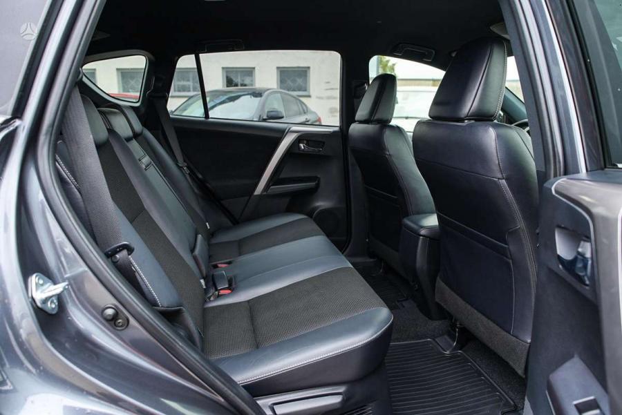Pelēks Toyota RAV4 2018 Marijampole, ar dzinēja tilpumu 2.49 L un nobraukumu 213 tūkst. km par 16450 €, foto 35 vietnē AUTOMOTO.COM.LV