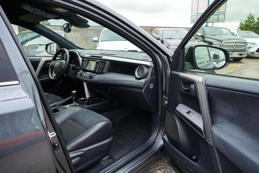 Pelēks Toyota RAV4 2018 Marijampole, ar dzinēja tilpumu 2.49 L un nobraukumu 213 tūkst. km par 16450 €, foto 36 vietnē AUTOMOTO.COM.LV