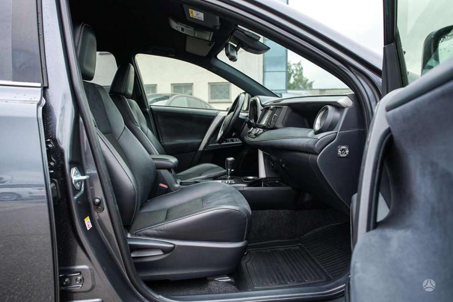 Pelēks Toyota RAV4 2018 Marijampole, ar dzinēja tilpumu 2.49 L un nobraukumu 213 tūkst. km par 16450 €, foto 38 vietnē AUTOMOTO.COM.LV
