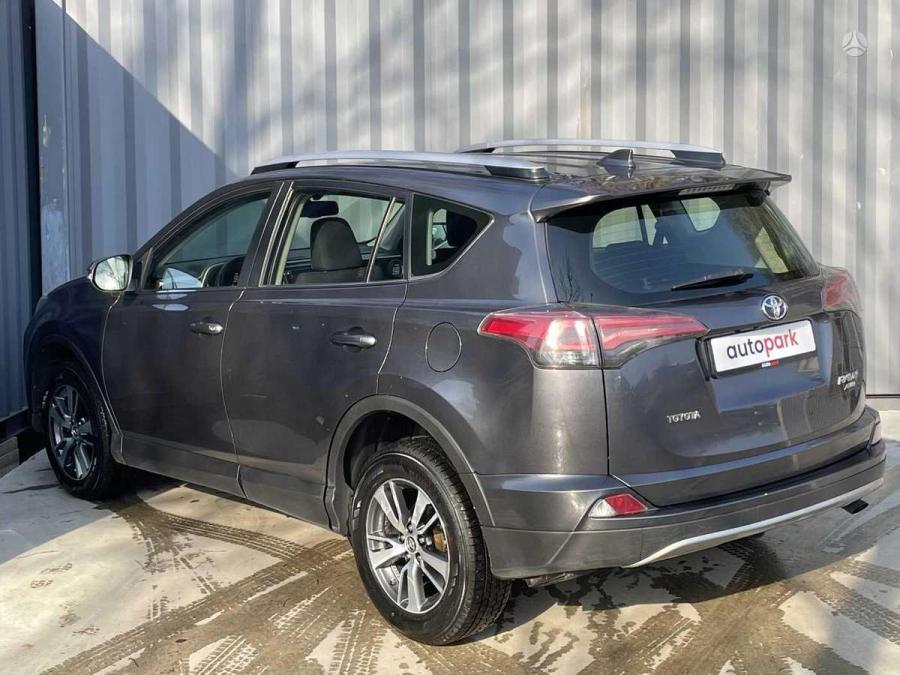Pelēks Toyota RAV4 2018 Viļņa, ar dzinēja tilpumu 1.99 L un nobraukumu 151 tūkst. km par 14900 €, foto 5 vietnē AUTOMOTO.COM.LV