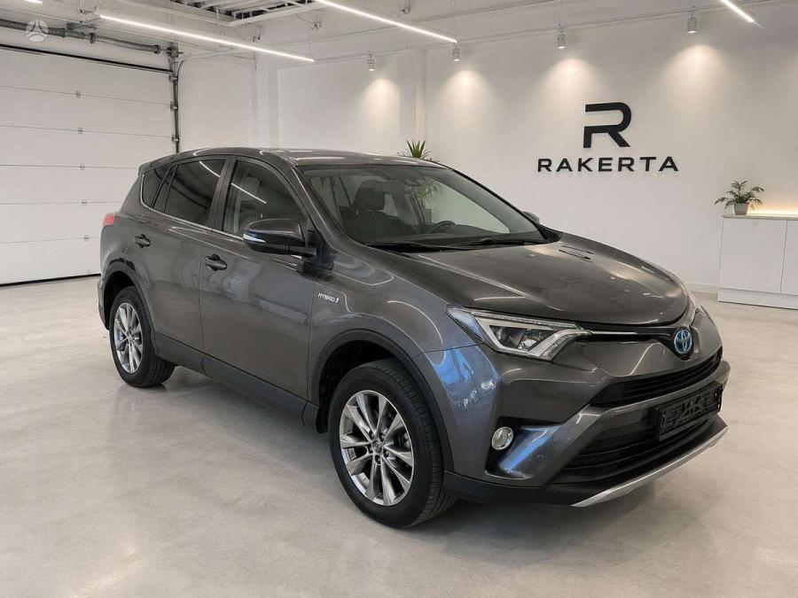 Grey Toyota RAV4 2018 in Vilnius, with an engine capacity of 2.49 L and mileage of 209 thousand km for 17900 €, photo 3 on AUTOMOTO.COM.LV
