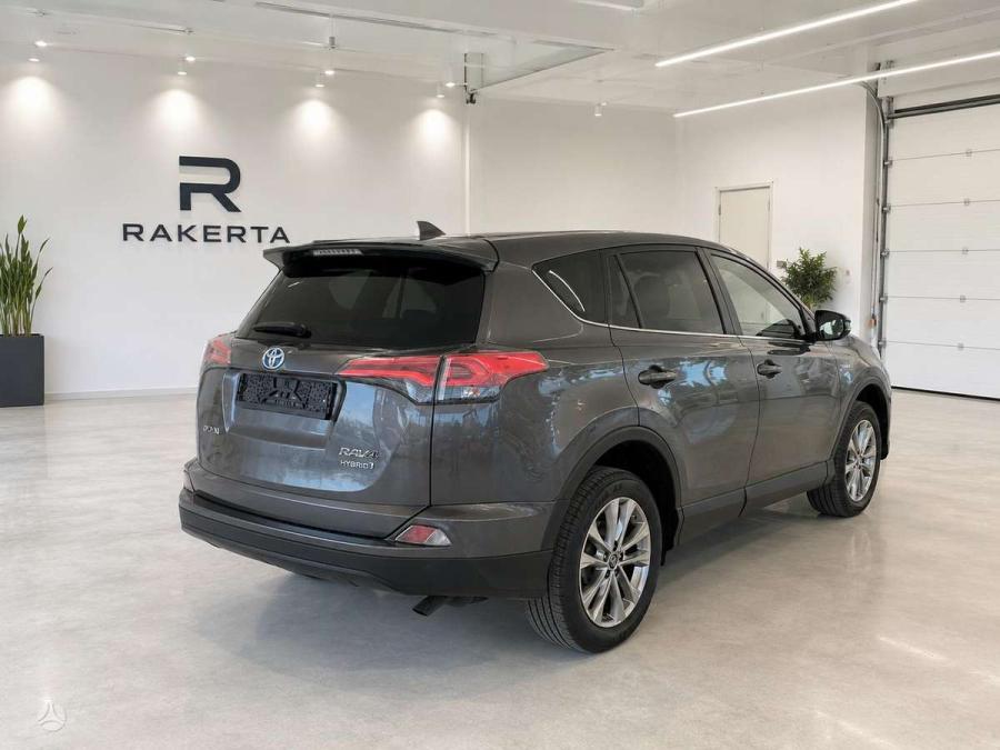 Grey Toyota RAV4 2018 in Vilnius, with an engine capacity of 2.49 L and mileage of 209 thousand km for 17900 €, photo 4 on AUTOMOTO.COM.LV