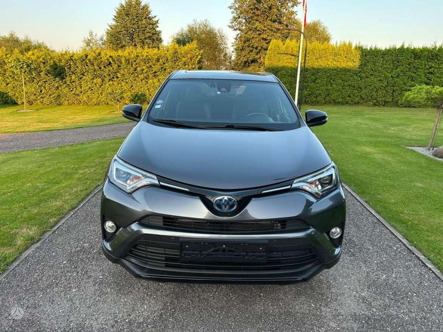 Grey Toyota RAV4 2018 in Vilnius, with an engine capacity of 2.49 L and mileage of 209 thousand km for 17900 €, photo 5 on AUTOMOTO.COM.LV