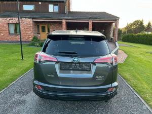 Grey Toyota RAV4 2018 in Vilnius, with an engine capacity of 2.49 L and mileage of 209 thousand km for 17900 €, photo 7 on AUTOMOTO.COM.LV
