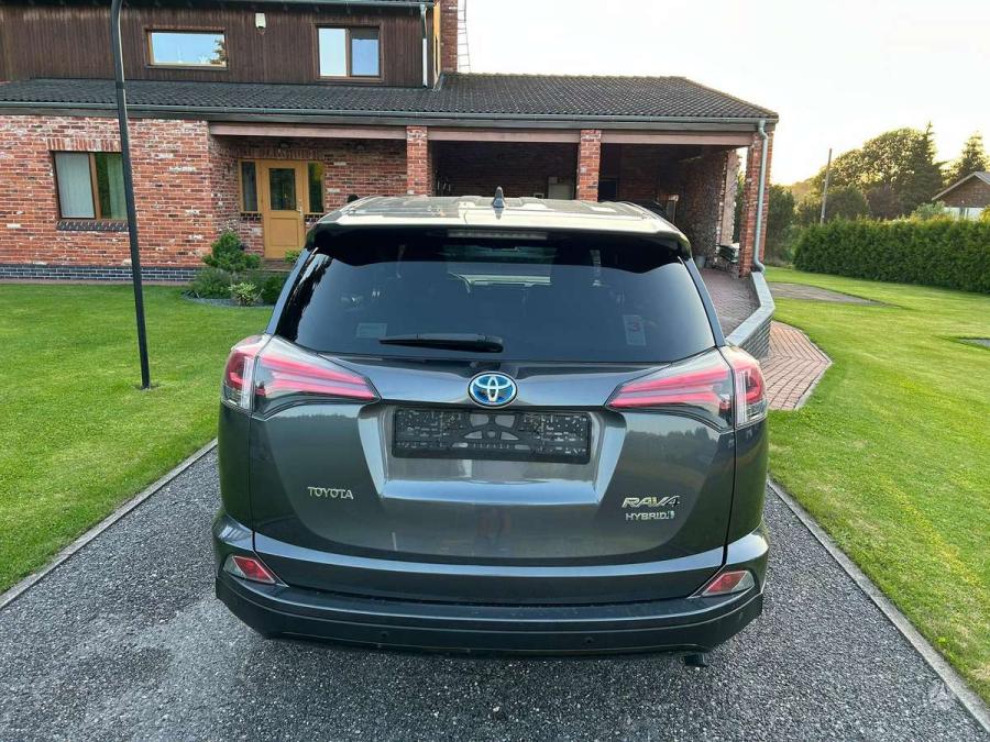 Grey Toyota RAV4 2018 in Vilnius, with an engine capacity of 2.49 L and mileage of 209 thousand km for 17900 €, photo 7 on AUTOMOTO.COM.LV