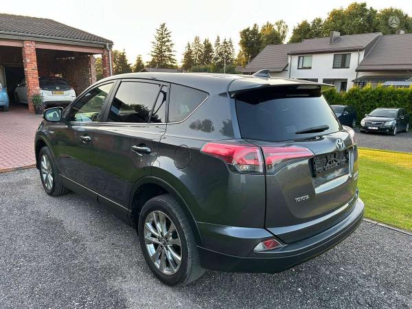 Grey Toyota RAV4 2018 in Vilnius, with an engine capacity of 2.49 L and mileage of 209 thousand km for 17900 €, photo 7 on AUTOMOTO.COM.LV