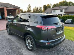 Grey Toyota RAV4 2018 in Vilnius, with an engine capacity of 2.49 L and mileage of 209 thousand km for 17900 €, photo 8 on AUTOMOTO.COM.LV