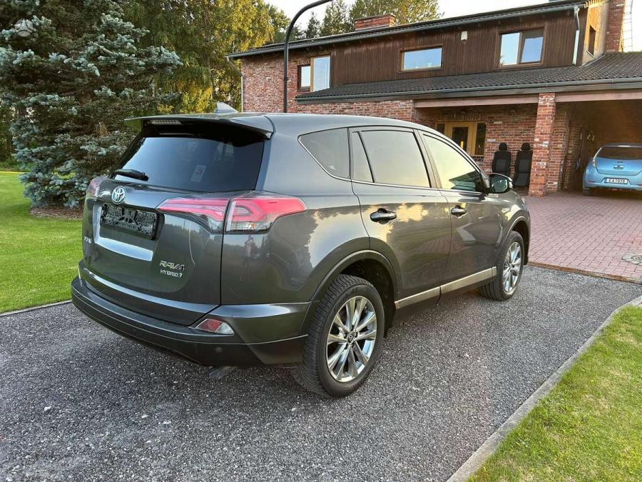 Grey Toyota RAV4 2018 in Vilnius, with an engine capacity of 2.49 L and mileage of 209 thousand km for 17900 €, photo 9 on AUTOMOTO.COM.LV