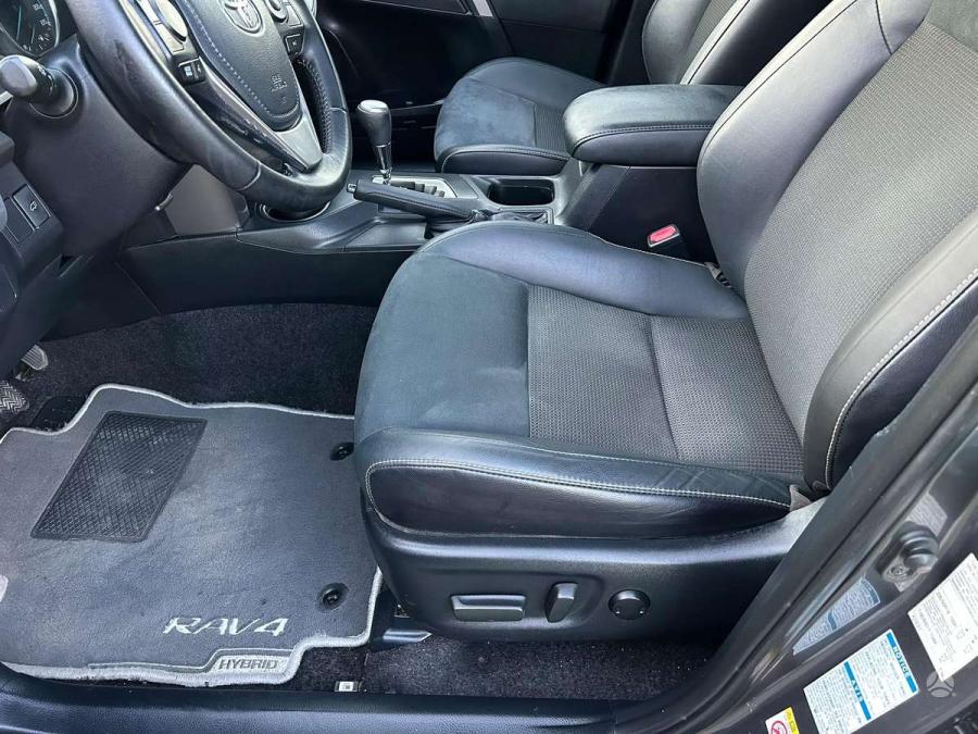 Grey Toyota RAV4 2018 in Vilnius, with an engine capacity of 2.49 L and mileage of 209 thousand km for 17900 €, photo 11 on AUTOMOTO.COM.LV
