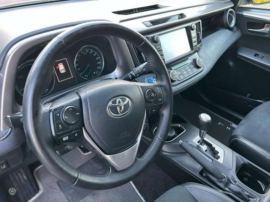 Grey Toyota RAV4 2018 in Vilnius, with an engine capacity of 2.49 L and mileage of 209 thousand km for 17900 €, photo 12 on AUTOMOTO.COM.LV