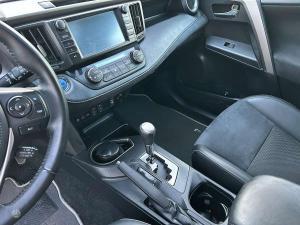 Grey Toyota RAV4 2018 in Vilnius, with an engine capacity of 2.49 L and mileage of 209 thousand km for 17900 €, photo 13 on AUTOMOTO.COM.LV