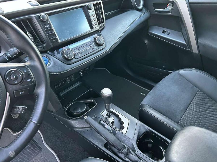 Grey Toyota RAV4 2018 in Vilnius, with an engine capacity of 2.49 L and mileage of 209 thousand km for 17900 €, photo 13 on AUTOMOTO.COM.LV