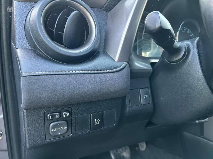 Grey Toyota RAV4 2018 in Vilnius, with an engine capacity of 2.49 L and mileage of 209 thousand km for 17900 €, photo 15 on AUTOMOTO.COM.LV