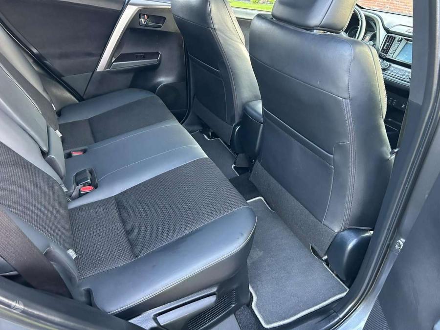 Grey Toyota RAV4 2018 in Vilnius, with an engine capacity of 2.49 L and mileage of 209 thousand km for 17900 €, photo 17 on AUTOMOTO.COM.LV
