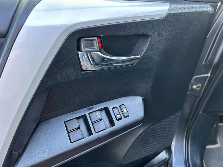 Grey Toyota RAV4 2018 in Vilnius, with an engine capacity of 2.49 L and mileage of 209 thousand km for 17900 €, photo 25 on AUTOMOTO.COM.LV