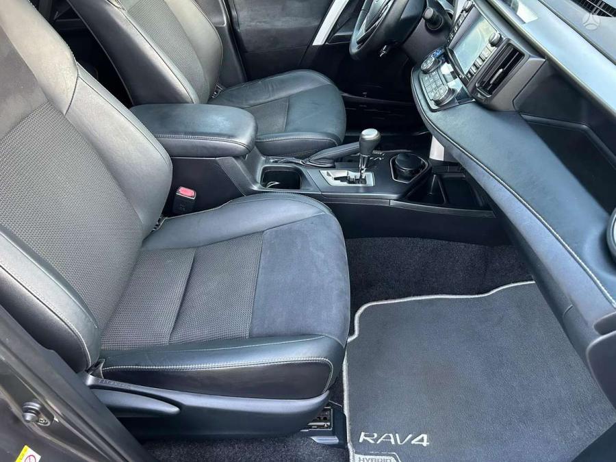 Grey Toyota RAV4 2018 in Vilnius, with an engine capacity of 2.49 L and mileage of 209 thousand km for 17900 €, photo 30 on AUTOMOTO.COM.LV