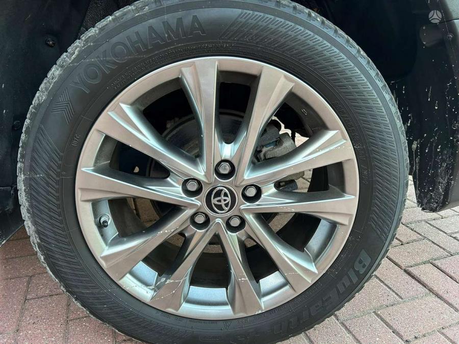 Grey Toyota RAV4 2018 in Vilnius, with an engine capacity of 2.49 L and mileage of 209 thousand km for 17900 €, photo 31 on AUTOMOTO.COM.LV