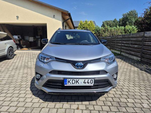 Pelēks Toyota RAV4 2018 Panevēža, ar dzinēja tilpumu 2.49 L un nobraukumu 42 tūkst. km par 19000 €, foto 2 vietnē AUTOMOTO.COM.LV