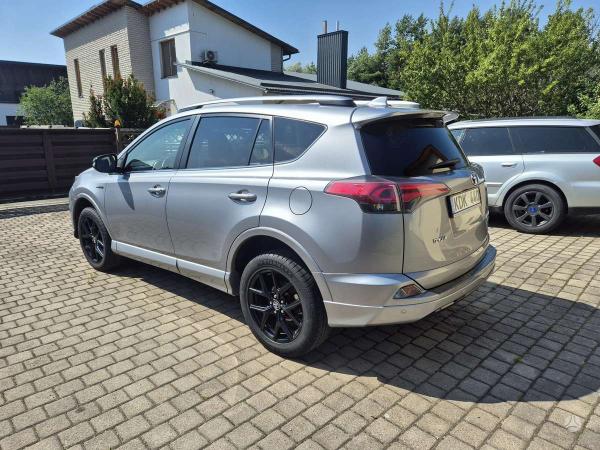 Pelēks Toyota RAV4 2018 Panevēža, ar dzinēja tilpumu 2.49 L un nobraukumu 42 tūkst. km par 19000 €, foto 4 vietnē AUTOMOTO.COM.LV