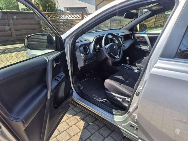 Pelēks Toyota RAV4 2018 Panevēža, ar dzinēja tilpumu 2.49 L un nobraukumu 42 tūkst. km par 19000 €, foto 8 vietnē AUTOMOTO.COM.LV
