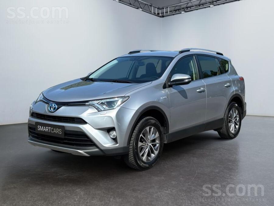 Grey Toyota RAV4 2018 in Riga, with an engine capacity of 2.50 L and mileage of 124 thousand km for 19300 €, photo 1 on AUTOMOTO.COM.LV