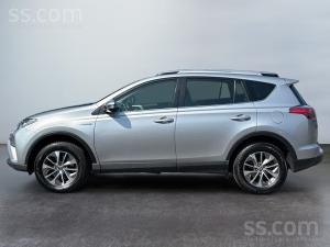 Grey Toyota RAV4 2018 in Riga, with an engine capacity of 2.50 L and mileage of 124 thousand km for 19300 €, photo 3 on AUTOMOTO.COM.LV