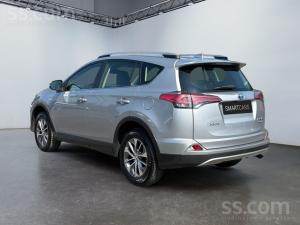 Grey Toyota RAV4 2018 in Riga, with an engine capacity of 2.50 L and mileage of 124 thousand km for 19300 €, photo 4 on AUTOMOTO.COM.LV