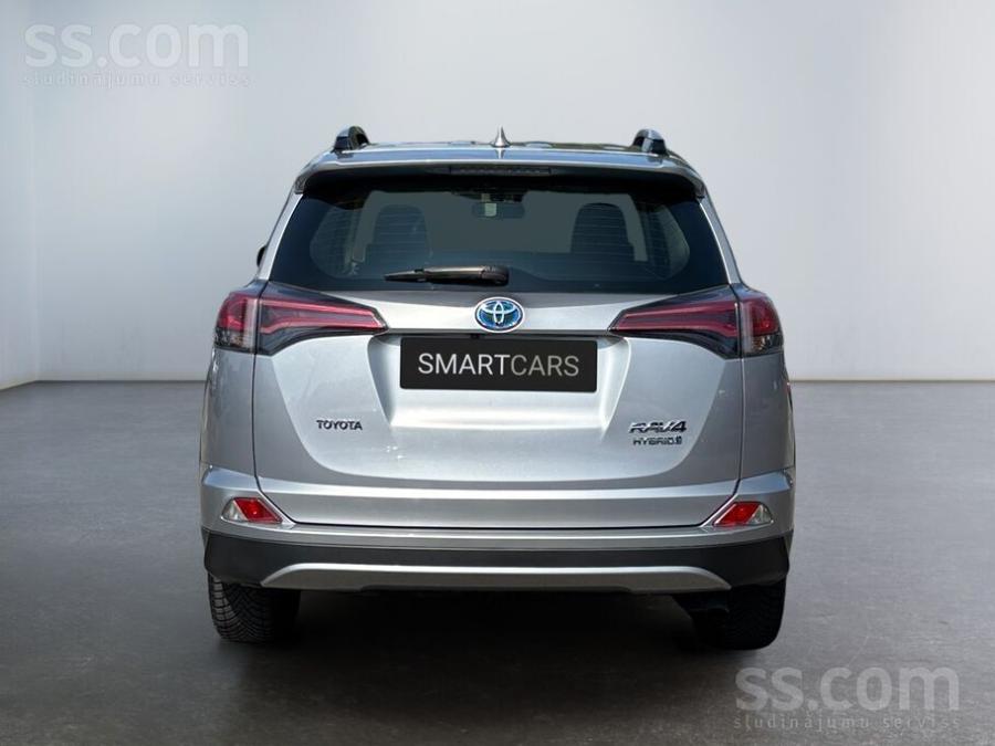 Grey Toyota RAV4 2018 in Riga, with an engine capacity of 2.50 L and mileage of 124 thousand km for 19300 €, photo 5 on AUTOMOTO.COM.LV