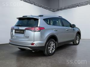 Grey Toyota RAV4 2018 in Riga, with an engine capacity of 2.50 L and mileage of 124 thousand km for 19300 €, photo 6 on AUTOMOTO.COM.LV