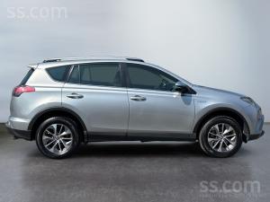 Grey Toyota RAV4 2018 in Riga, with an engine capacity of 2.50 L and mileage of 124 thousand km for 19300 €, photo 7 on AUTOMOTO.COM.LV