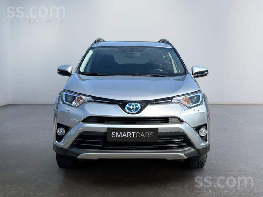 Grey Toyota RAV4 2018 in Riga, with an engine capacity of 2.50 L and mileage of 124 thousand km for 19300 €, photo 9 on AUTOMOTO.COM.LV