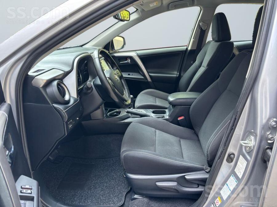 Grey Toyota RAV4 2018 in Riga, with an engine capacity of 2.50 L and mileage of 124 thousand km for 19300 €, photo 10 on AUTOMOTO.COM.LV
