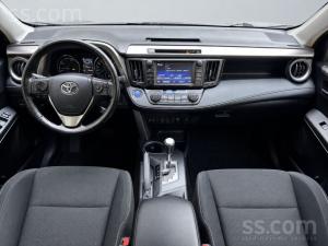 Grey Toyota RAV4 2018 in Riga, with an engine capacity of 2.50 L and mileage of 124 thousand km for 19300 €, photo 11 on AUTOMOTO.COM.LV